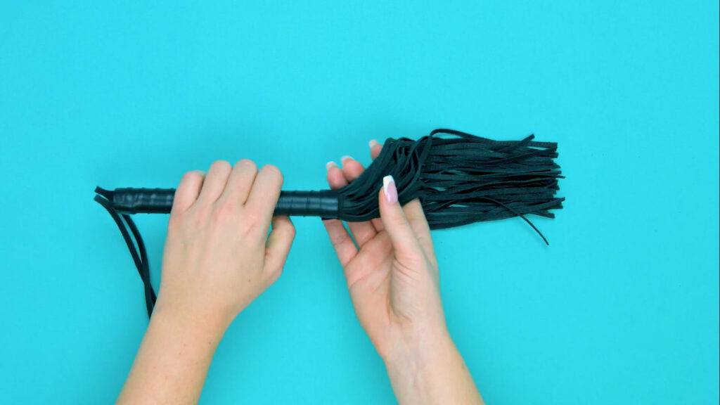 DOMINIX Deluxe Leather Flogger Review [Tried & Tested]