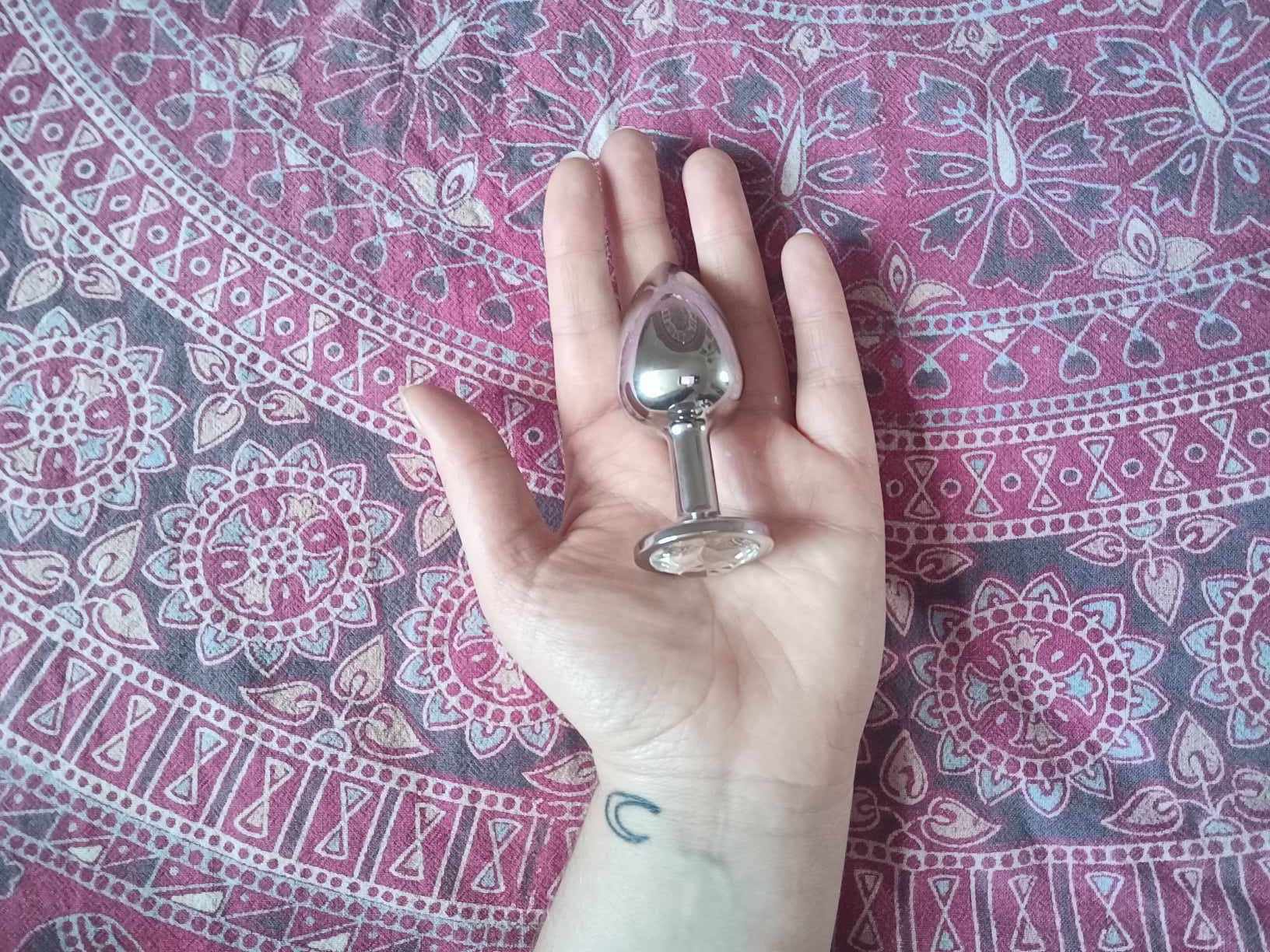 Rosebuds Butt Plug with Swarovski Crystal Review [Tried & Tested]