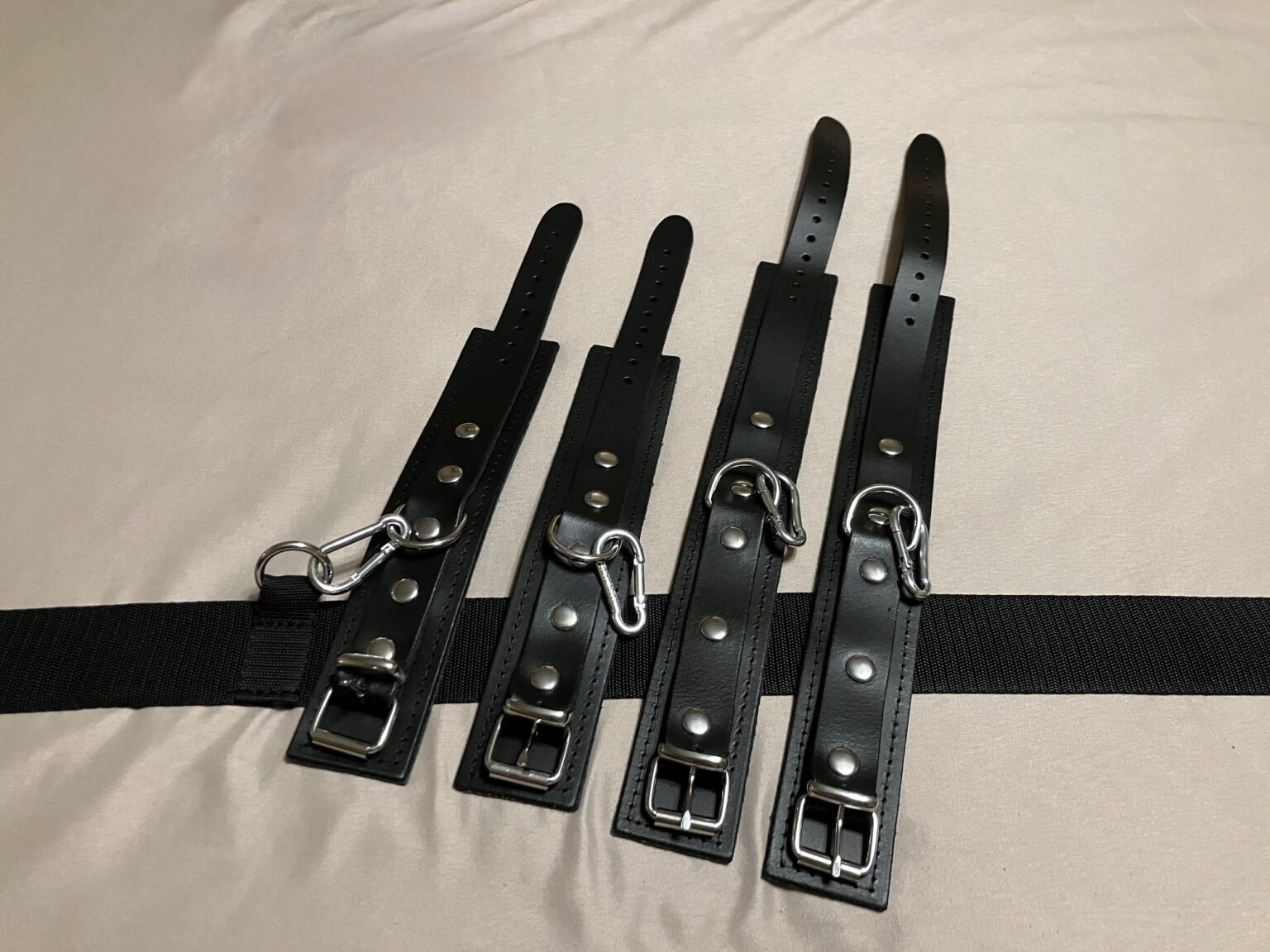DOMINIX Deluxe Adjustable Leather Cuff Under Mattress Set Review [Tried ...