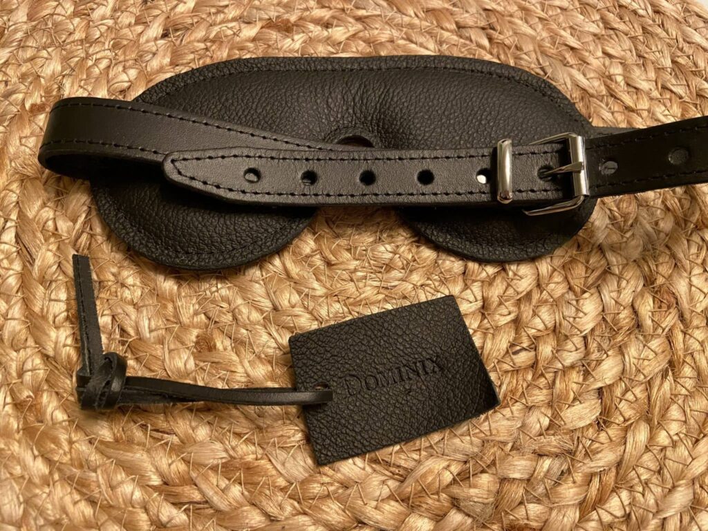 DOMINIX Deluxe Padded Leather Blindfold Review [Tried & Tested]
